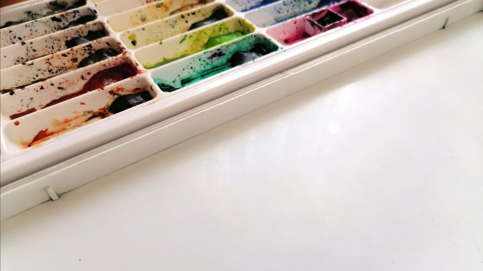 How to Clean a Watercolor Palette Effectively - My Art Aspirations